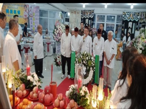 Pengurus Yayasan Cheng Ho Maisong ke Ibu Tjoa Pwee Lan dan Prof ...